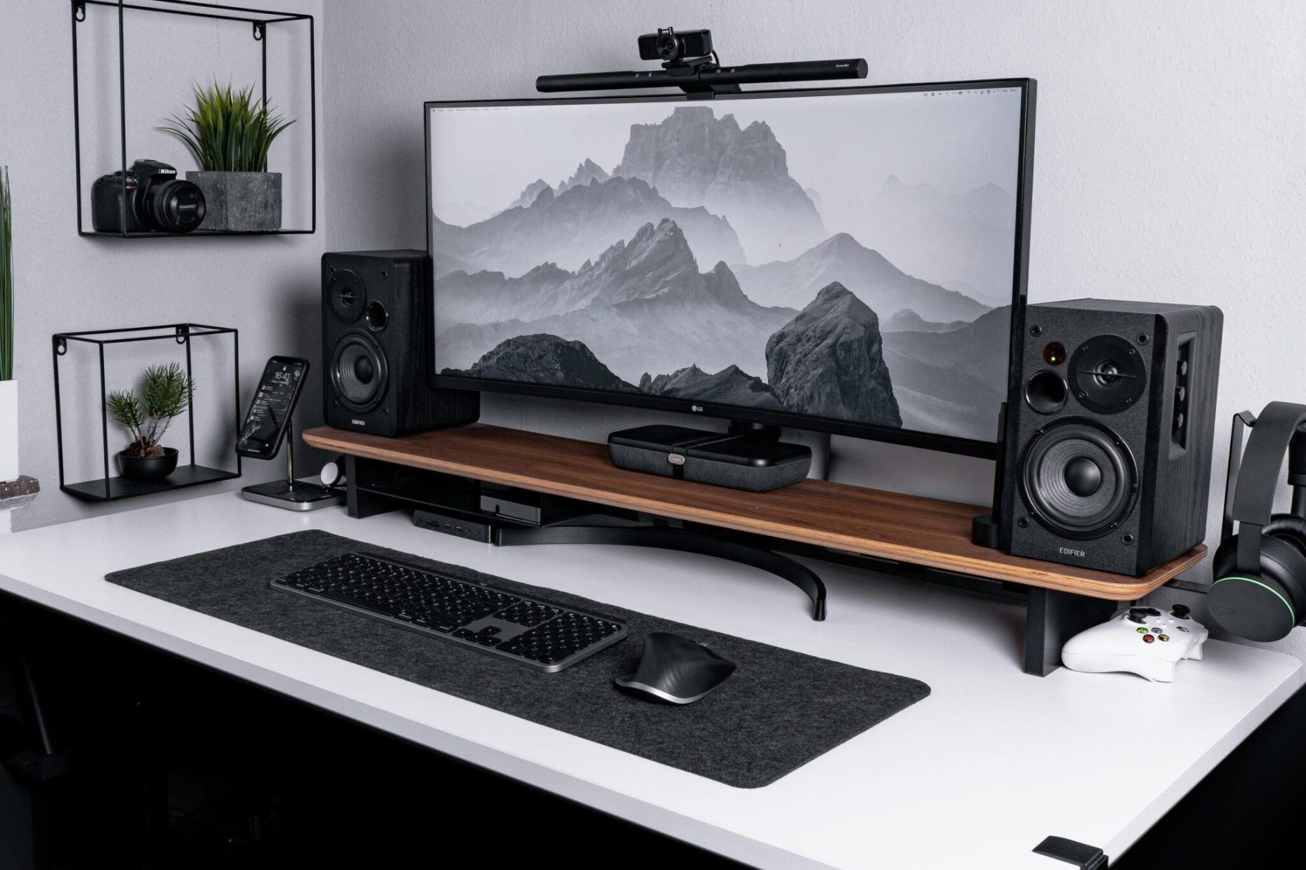 Curved Monitor Desk Setup - Setupedia